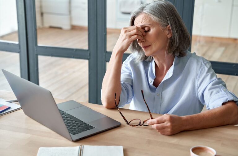 Does Screen Time Affect Your Eyes? | EyeCare Niagara